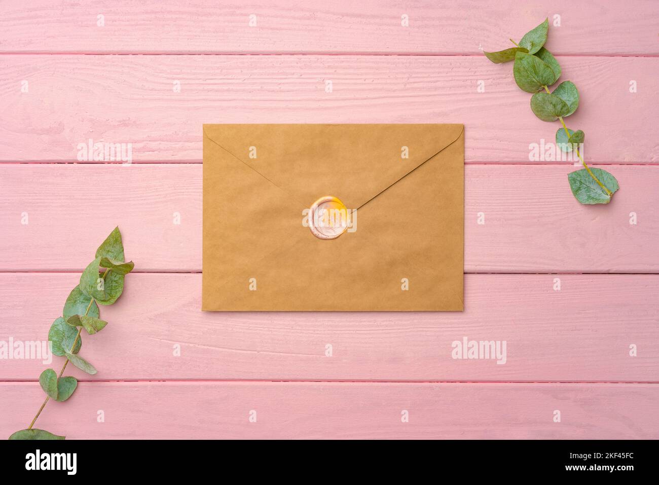 Envelope with letter on pink wooden background top view Stock Photo - Alamy