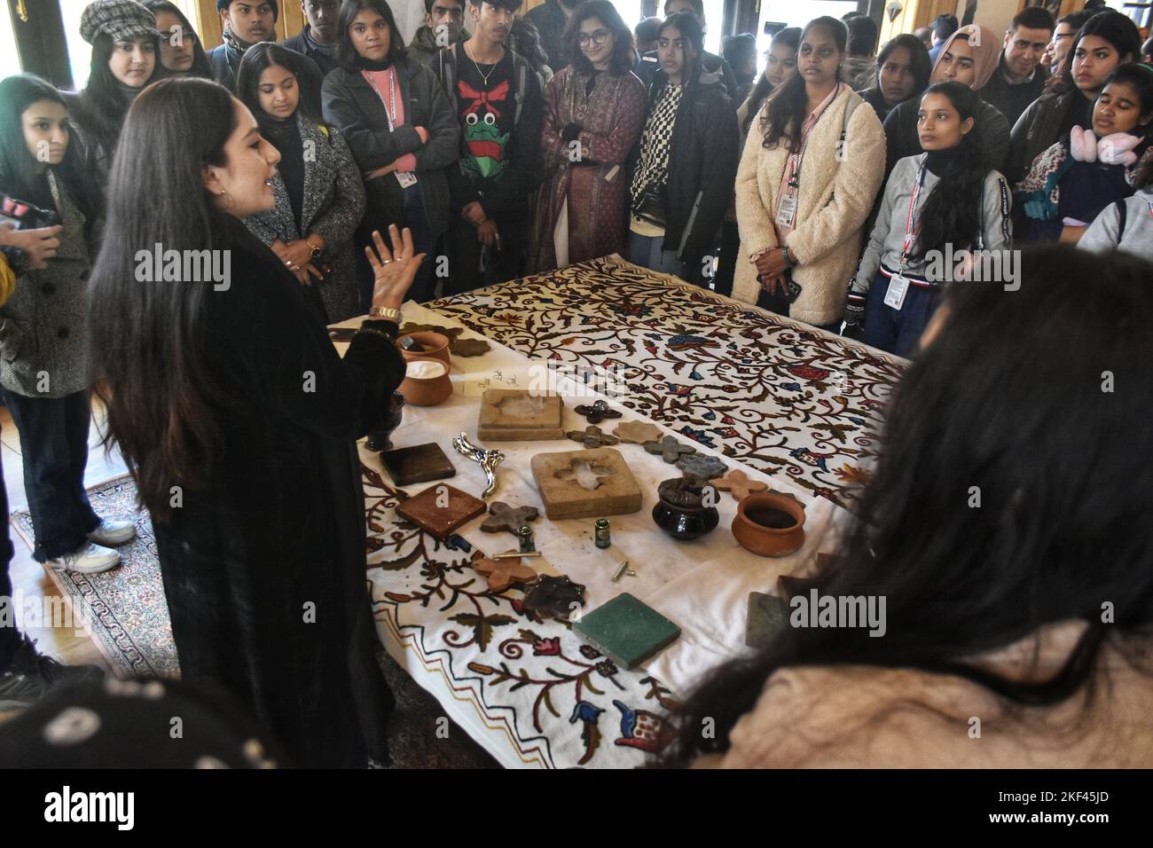 Srinagar, India. 15th Nov, 2022. Zoya Khan takling with art lovers ...