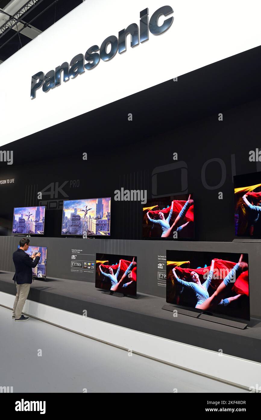 Flachbildschirme der Firma Panasonic auf der Internationalen ...