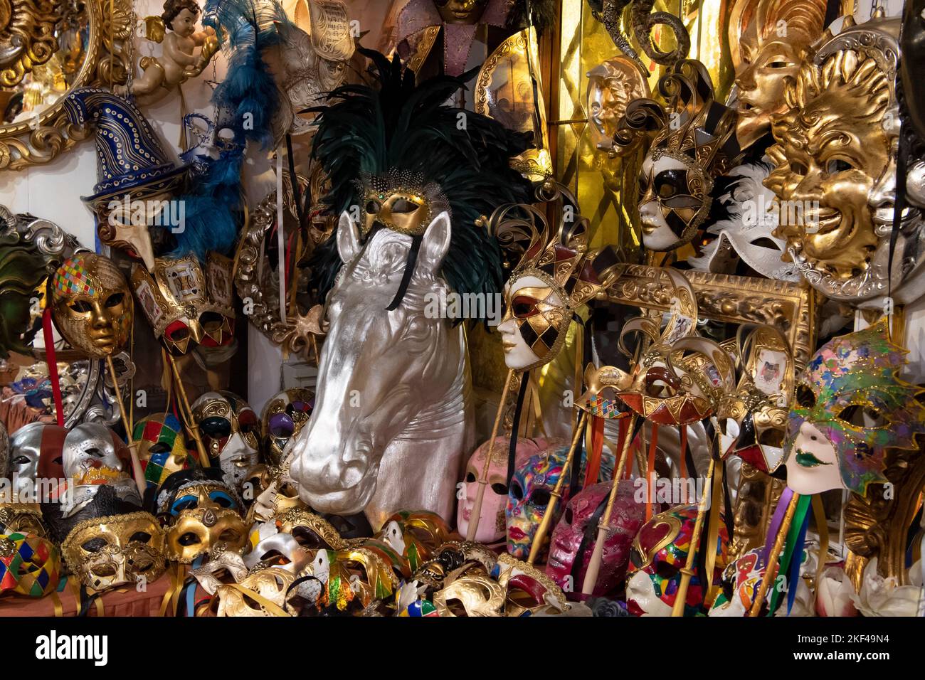 Handgefertigte venezianische Masken in einem Geschäft einer Manufaktur ...