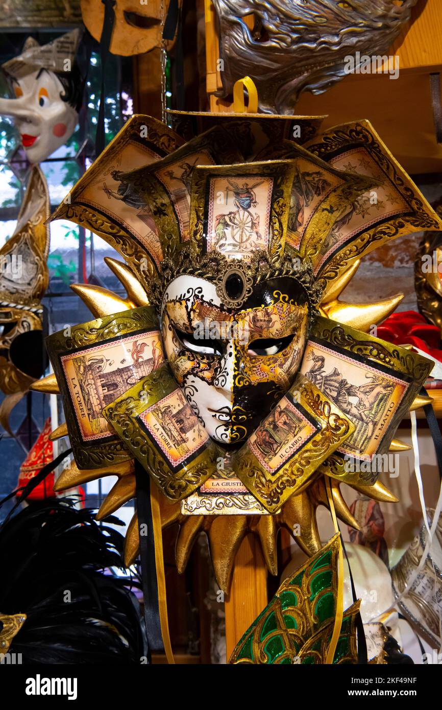 Handgefertigte venezianische Masken in einem Geschäft einer Manufaktur ...