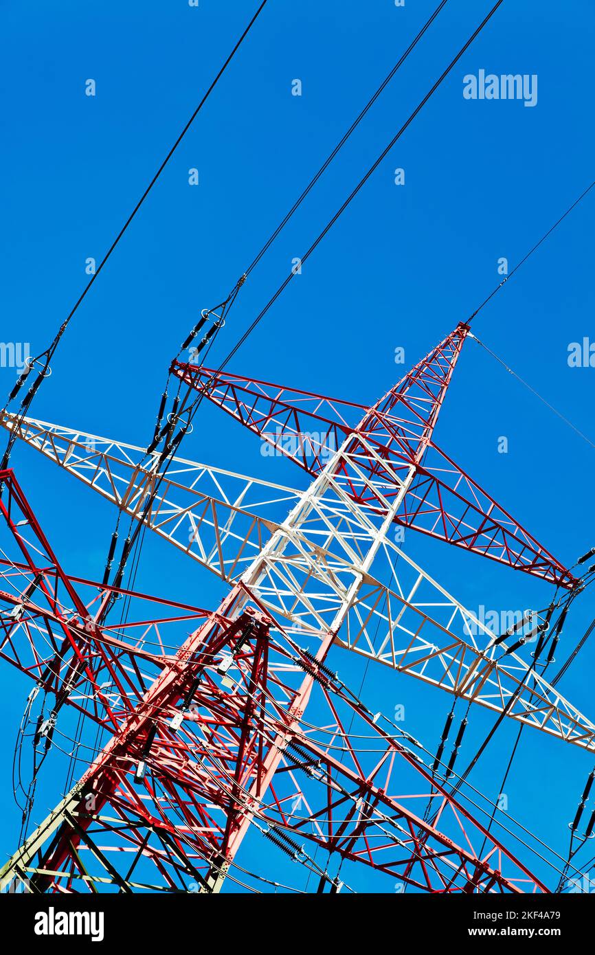 Mast einer Hochspannungs Stromleitung. Produktion und Transport von ...