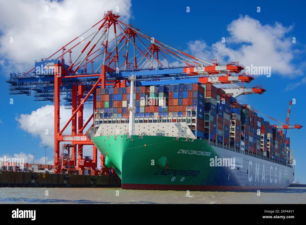 Das Containerschiff CMA CGM Concorde im JadesWeserPort im April 2022 ...