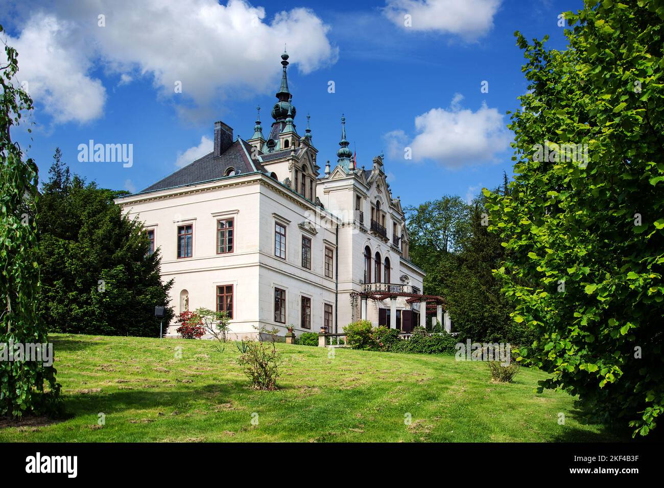 Das Schloss Velke Brezno liegt in Velke Brezno, deutsch Großpriesen, im ...