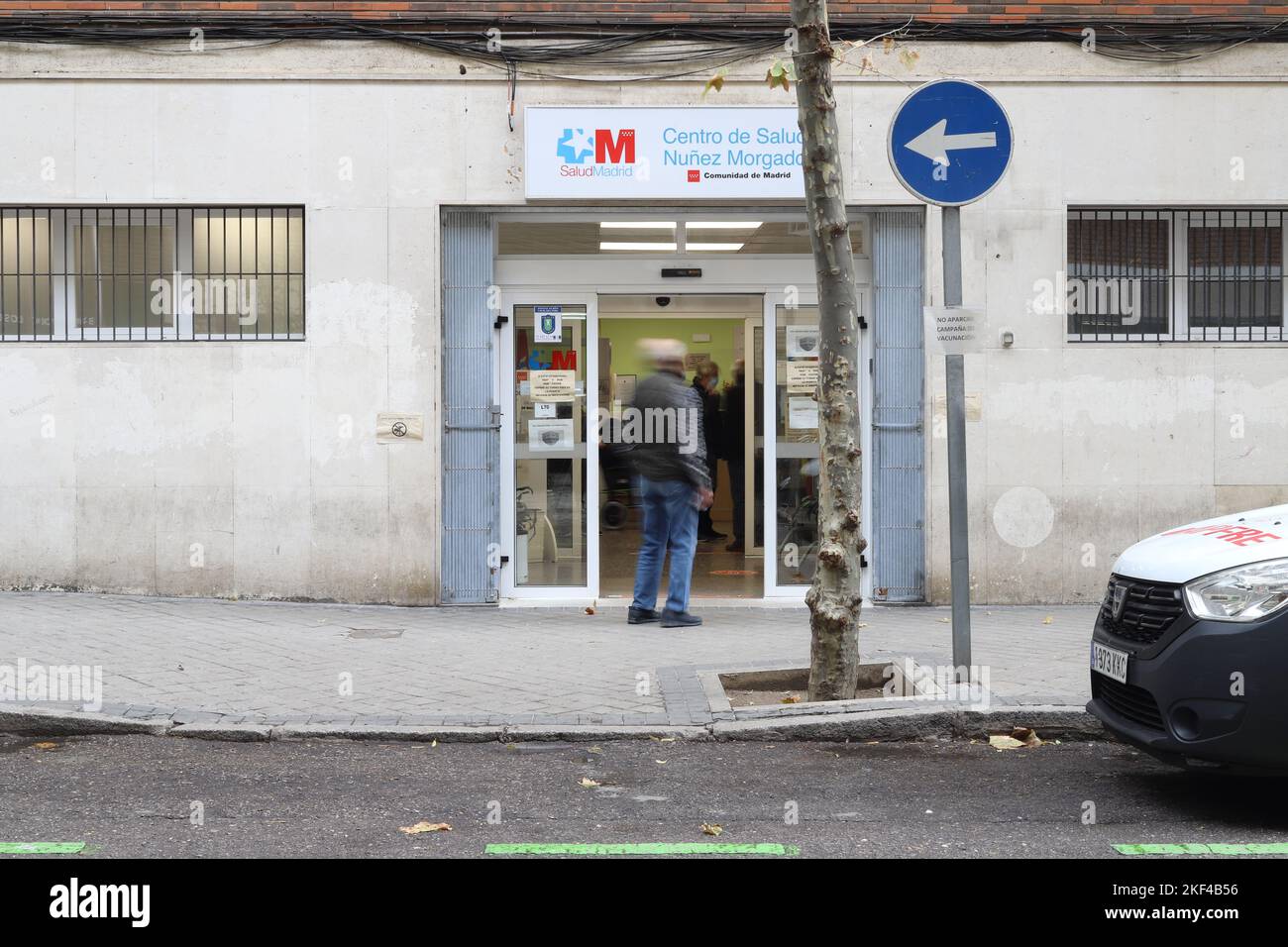 Hospital. Clinic. Emergency rooms with doctors and nurses in the city ...