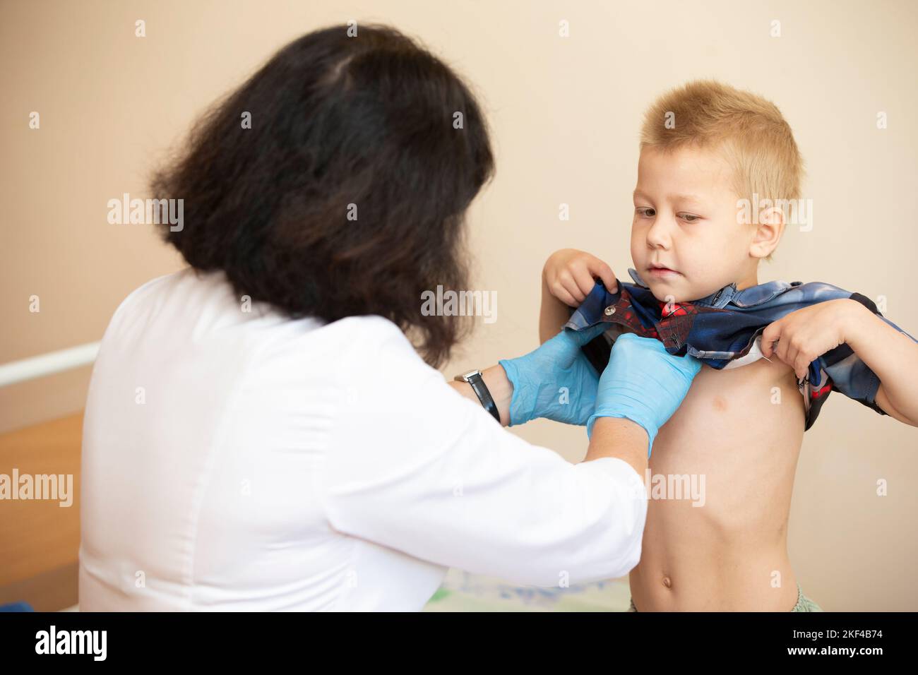 Doctor examining teenage patient hi-res stock photography and images ...