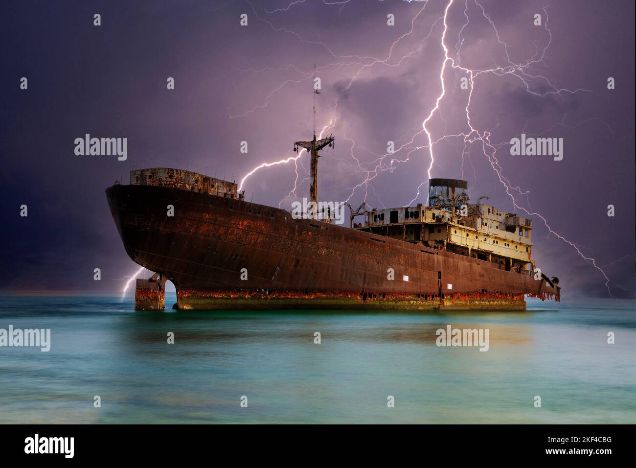 Das Wrack der Temple Hall im Hafen von Arrecife, Hauptstadt der Insel ...