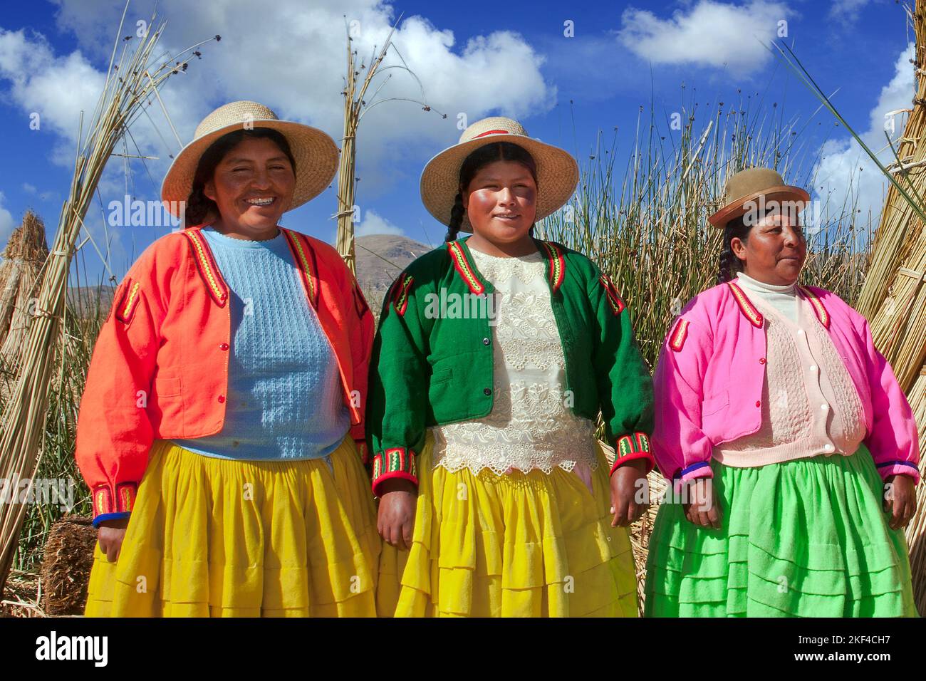Menschen aus Peru und Bolivien am Titicacasee Stock Photo - Alamy