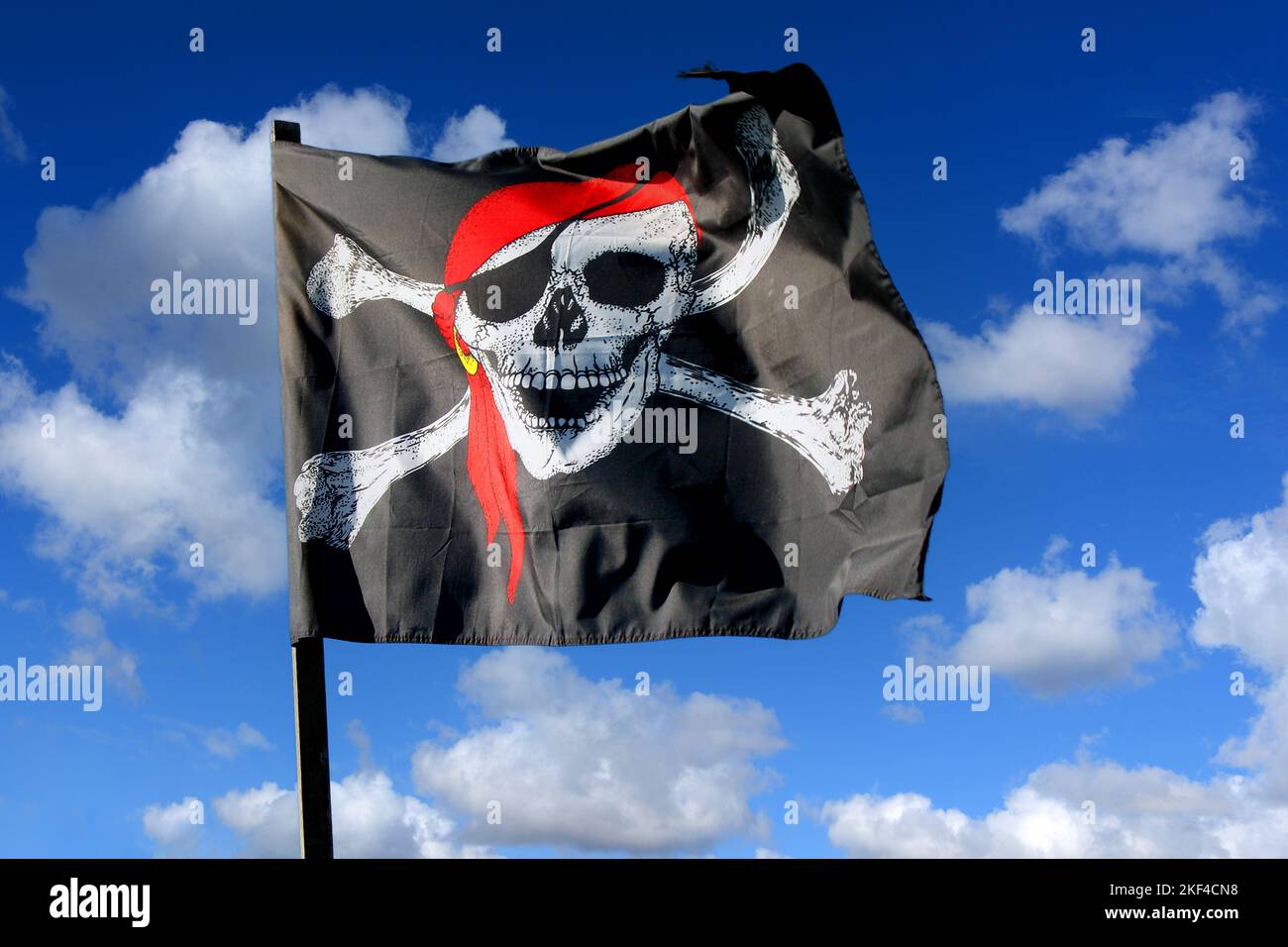 Piratenfahne, Piratenflagge, blauer Himmel, Fahnenmast, flattert im ...