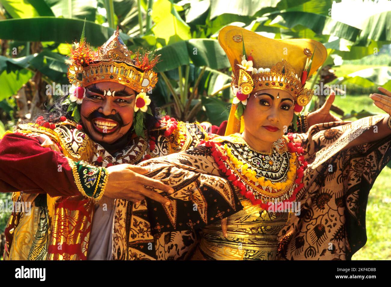 Goldene Kostüme, zwei Tänzer auf Bali, Mann, Frau, Kostüm, Folklore ...