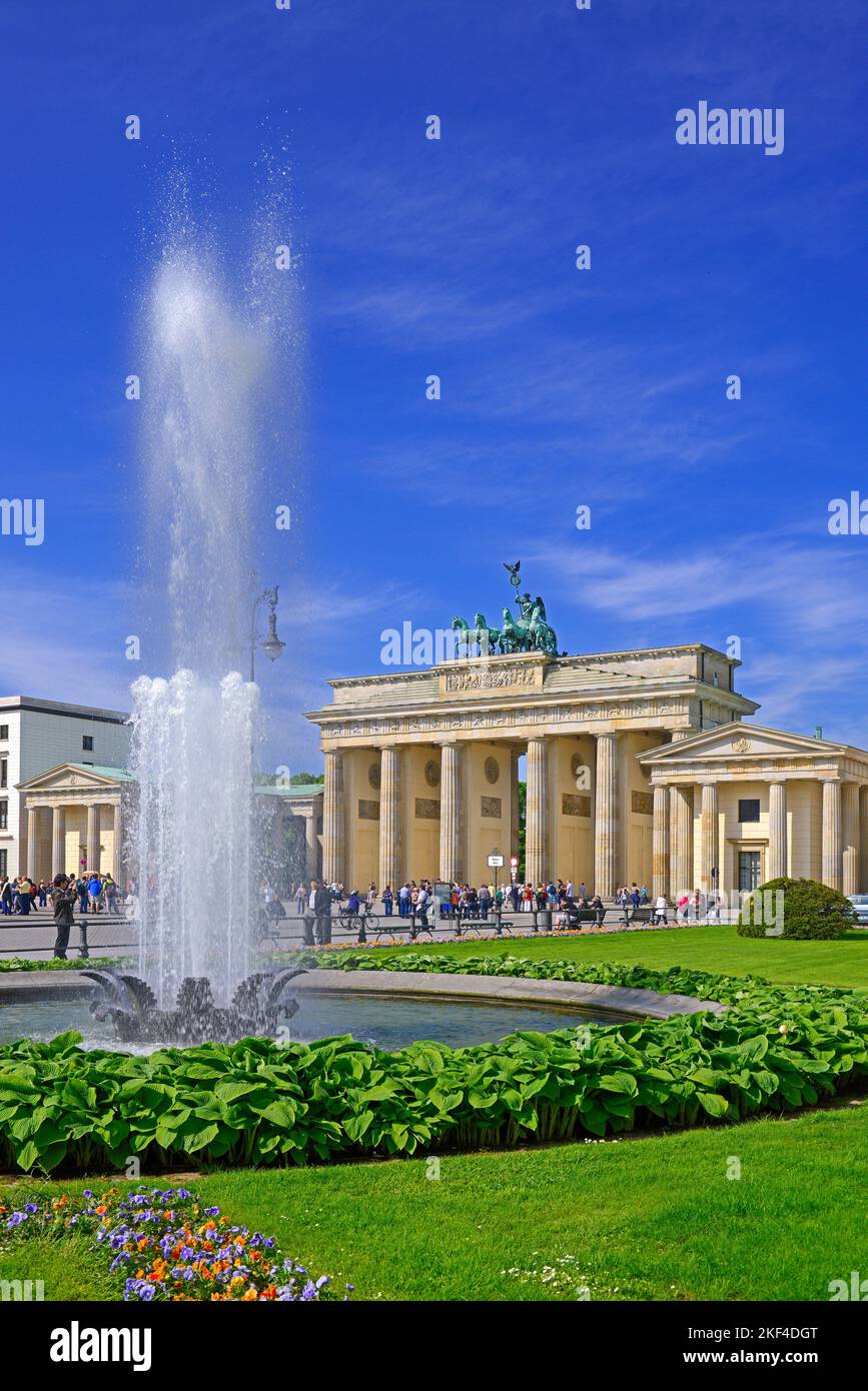 Blick auf den Pariser Platz mit Springbrunnen, Brandenburger Tor ...