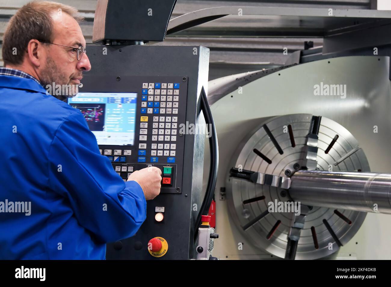 Ein älterer Arbeitnehmer der Metallindustrie an einer CNC Fräsmaschine ...