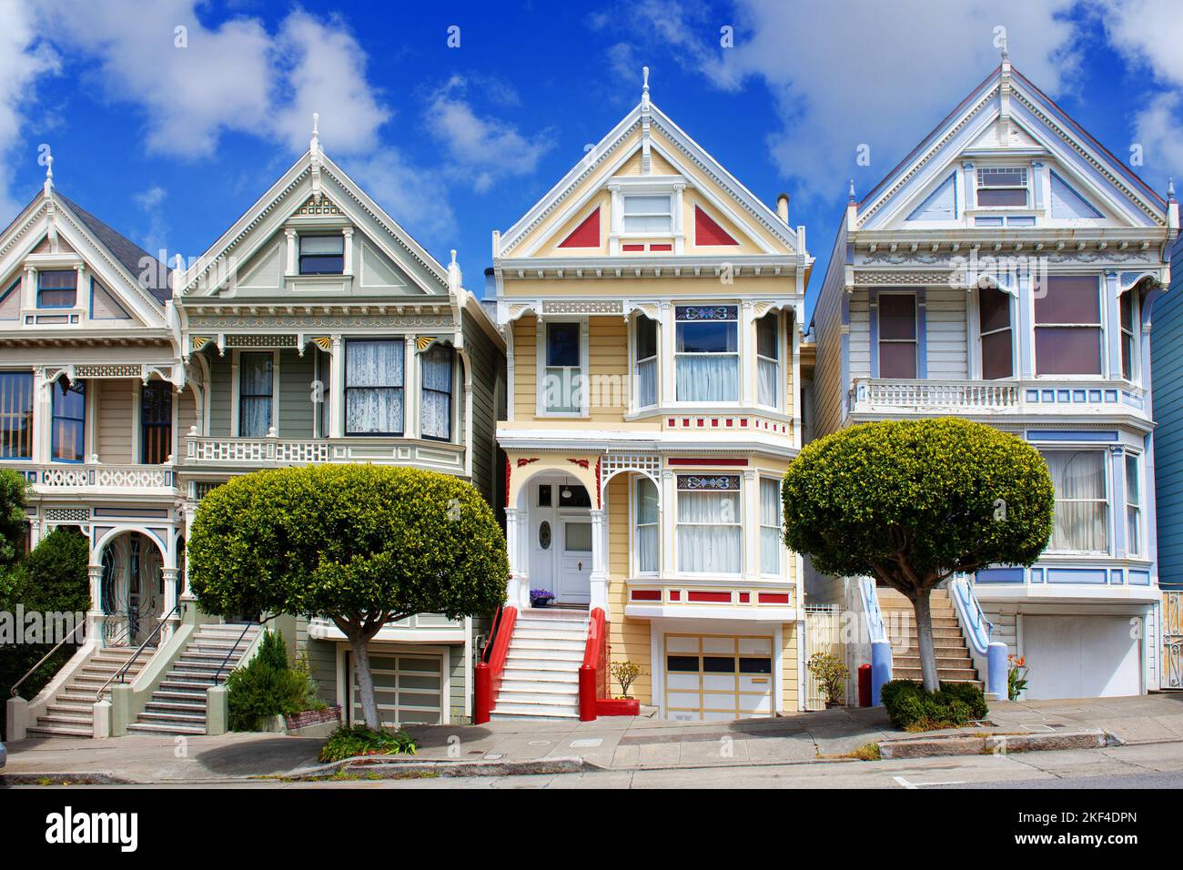 Bunte Häuser im viktorianischen Stil, Painted Ladies, Alamo Square in ...