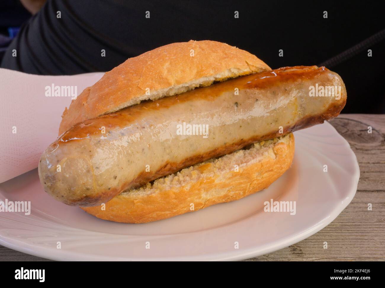 Thüringer Rostbratwurst im Brötchen Stock Photo - Alamy