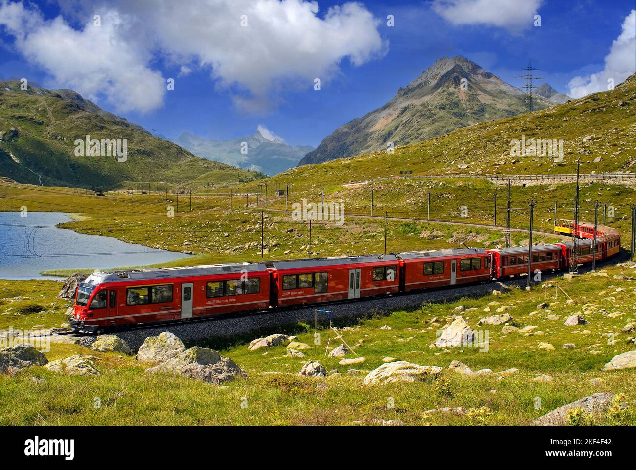 Zug der Rhätischen Bahn am Lago Bianco am Bernina Pass in den Schweizer ...