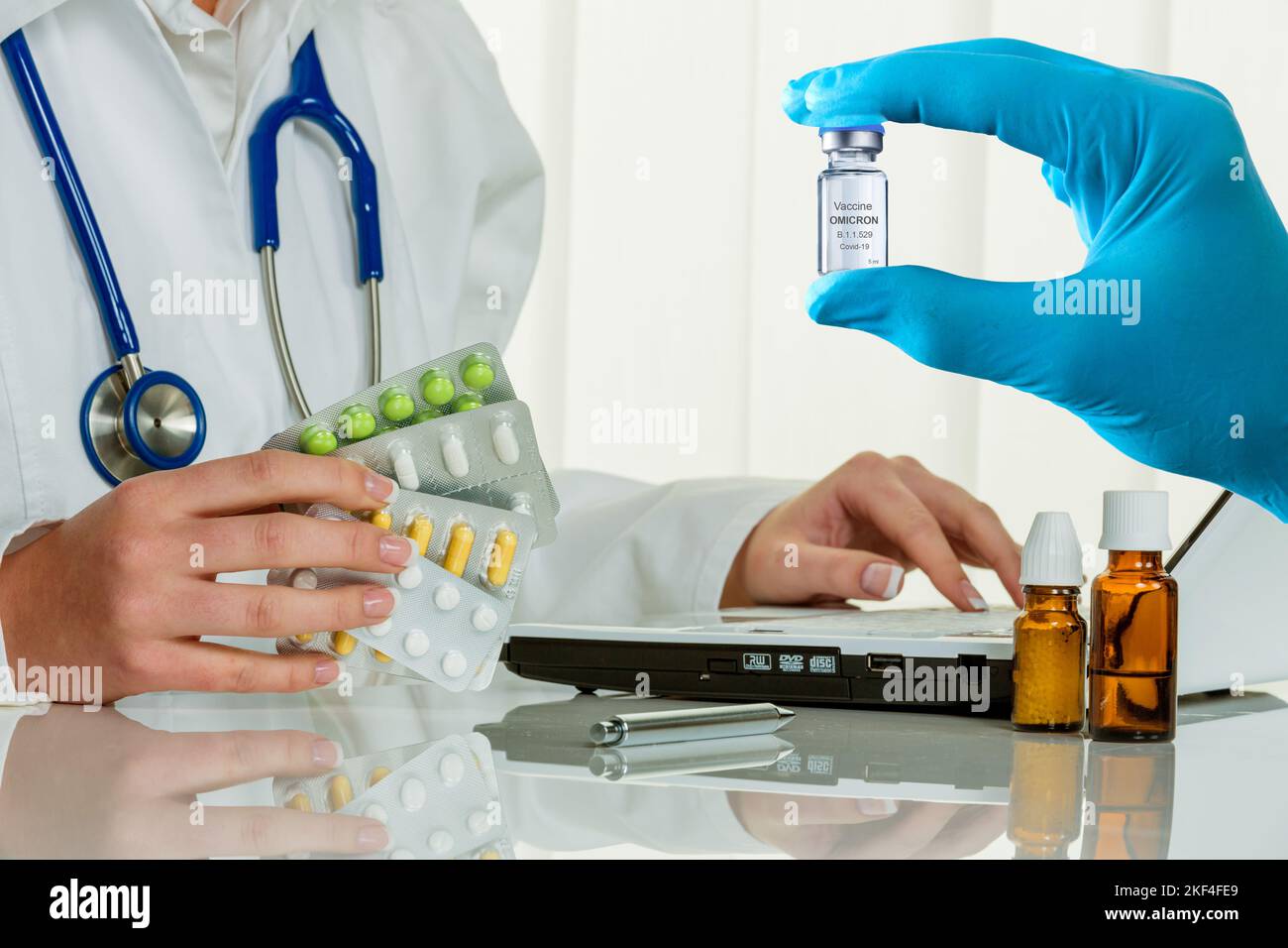 Eine Ärzint stellt ein Rezept für Medikamente aus. Rezeptpflichtige ...