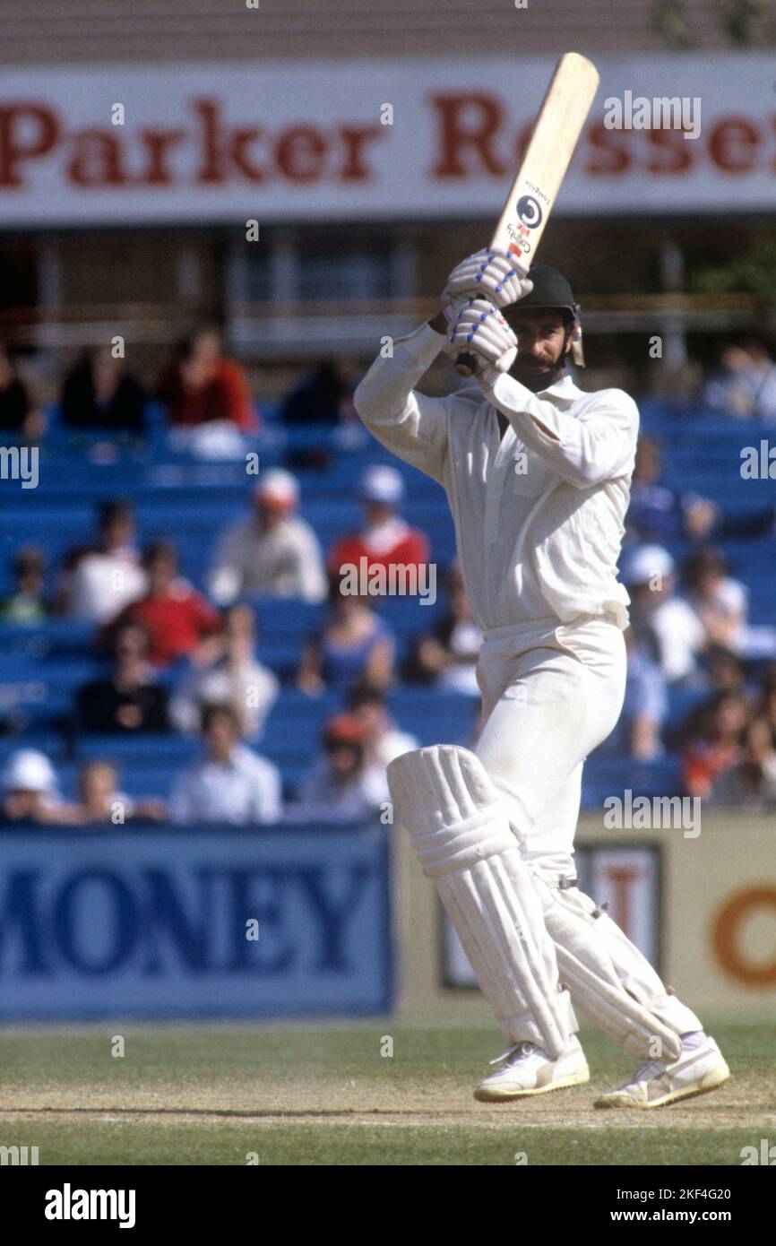 Dennis Lillee, Australia, in bat Stock Photo - Alamy
