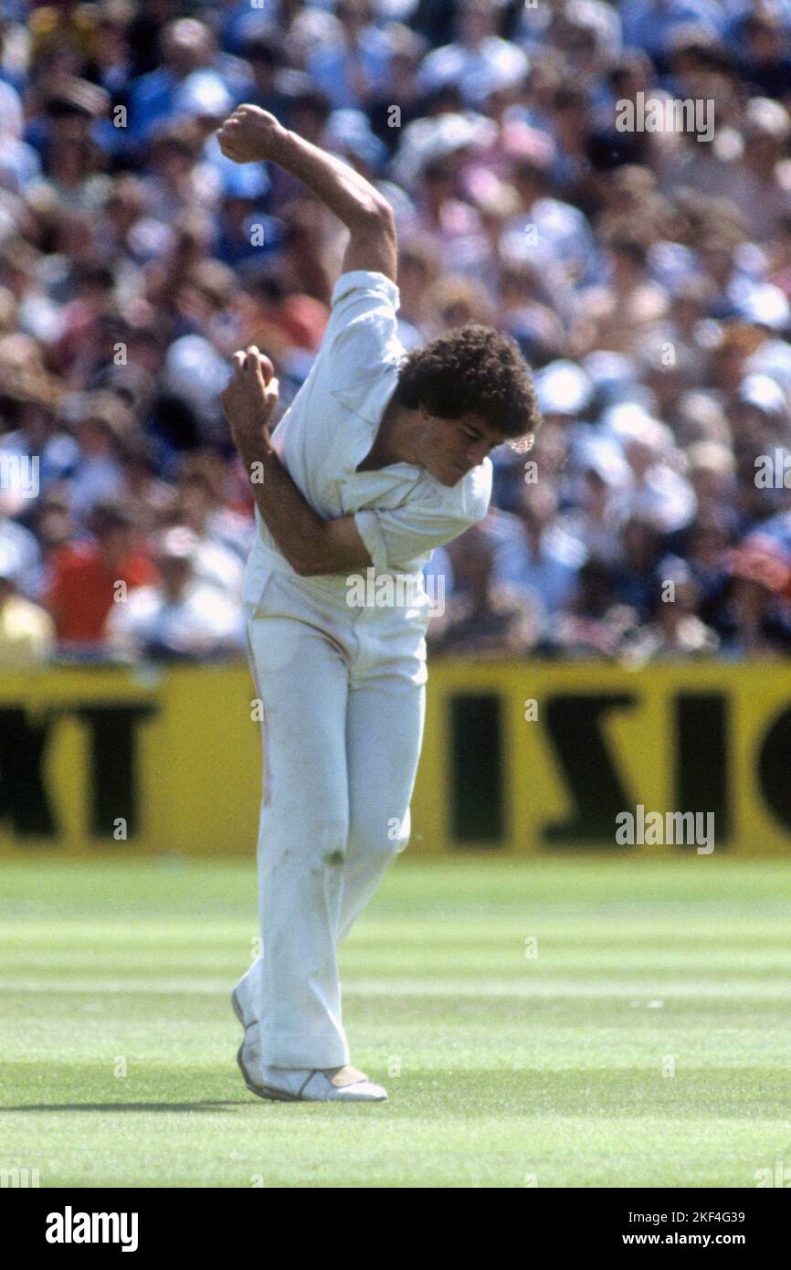 Australia's Mike Whitney prepares to bowl Stock Photo - Alamy