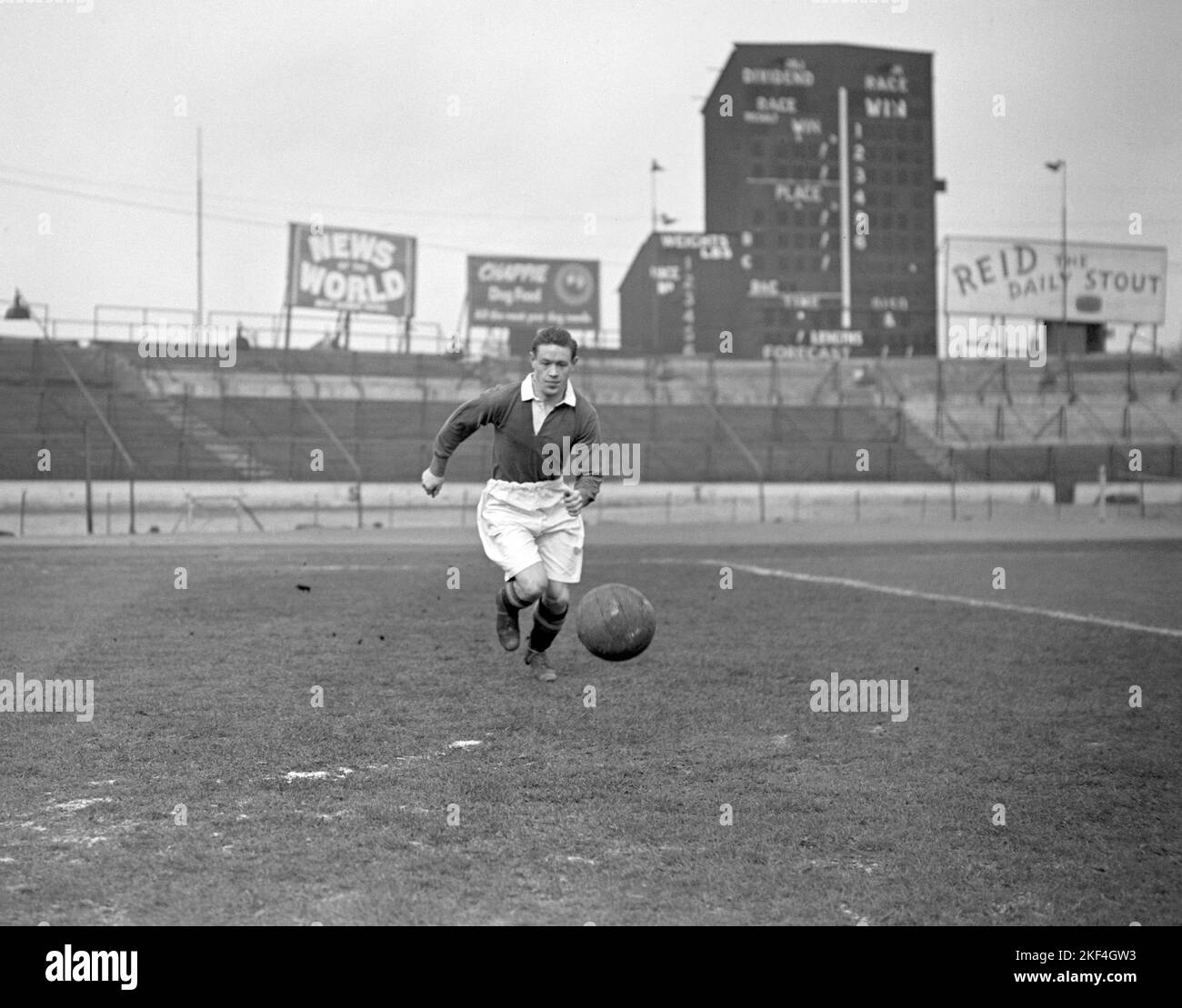 Billy Gray, Chelsea and England 'B' outside right Stock Photo - Alamy
