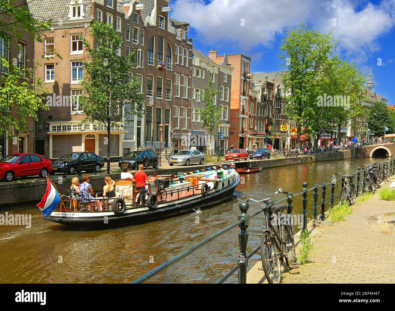 Grachtenfahrt in Amsterdam mit dem Touristenboot, Europa, Niederlande ...