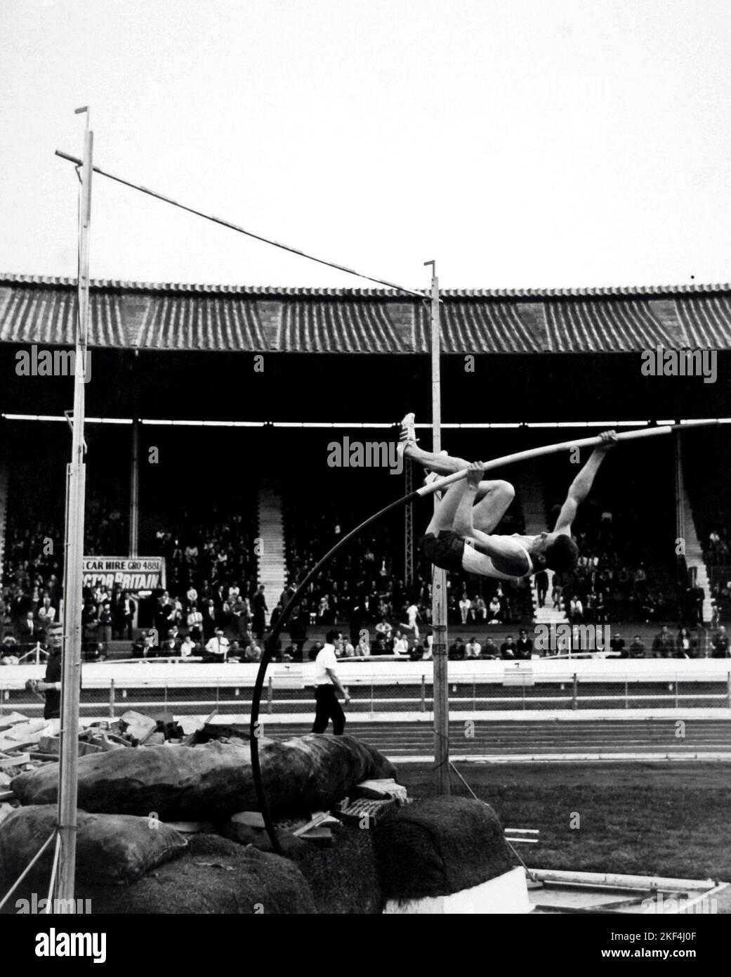 W. Osinski (Poland) competing in the Men's Pole Vault Stock Photo - Alamy