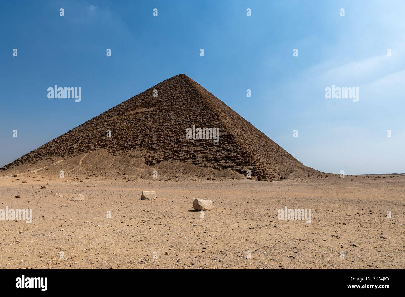 red pyramid in cairo, egypt, acient structure Stock Photo - Alamy