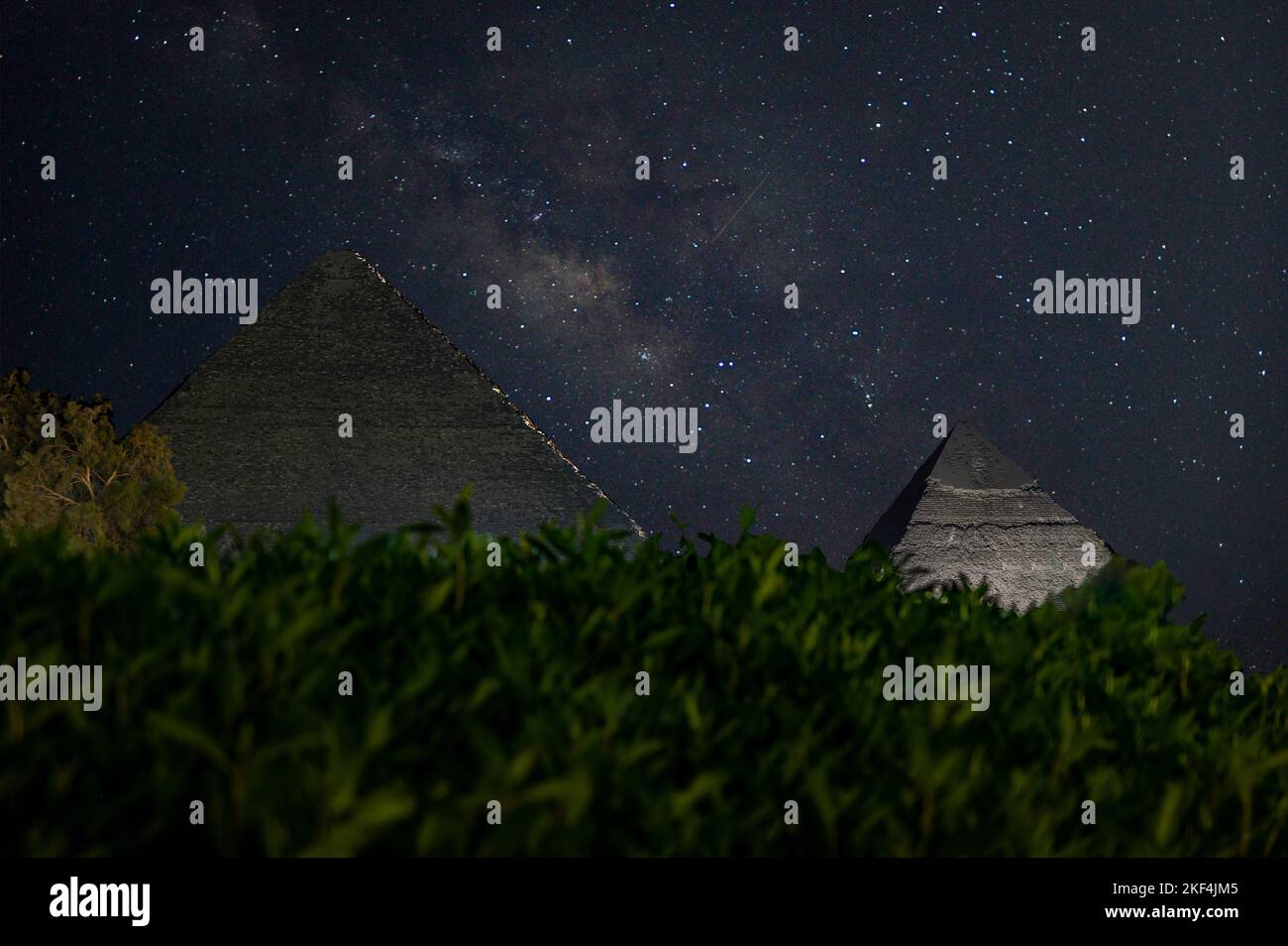 astro photography with the milky way showing up behind the giza ...