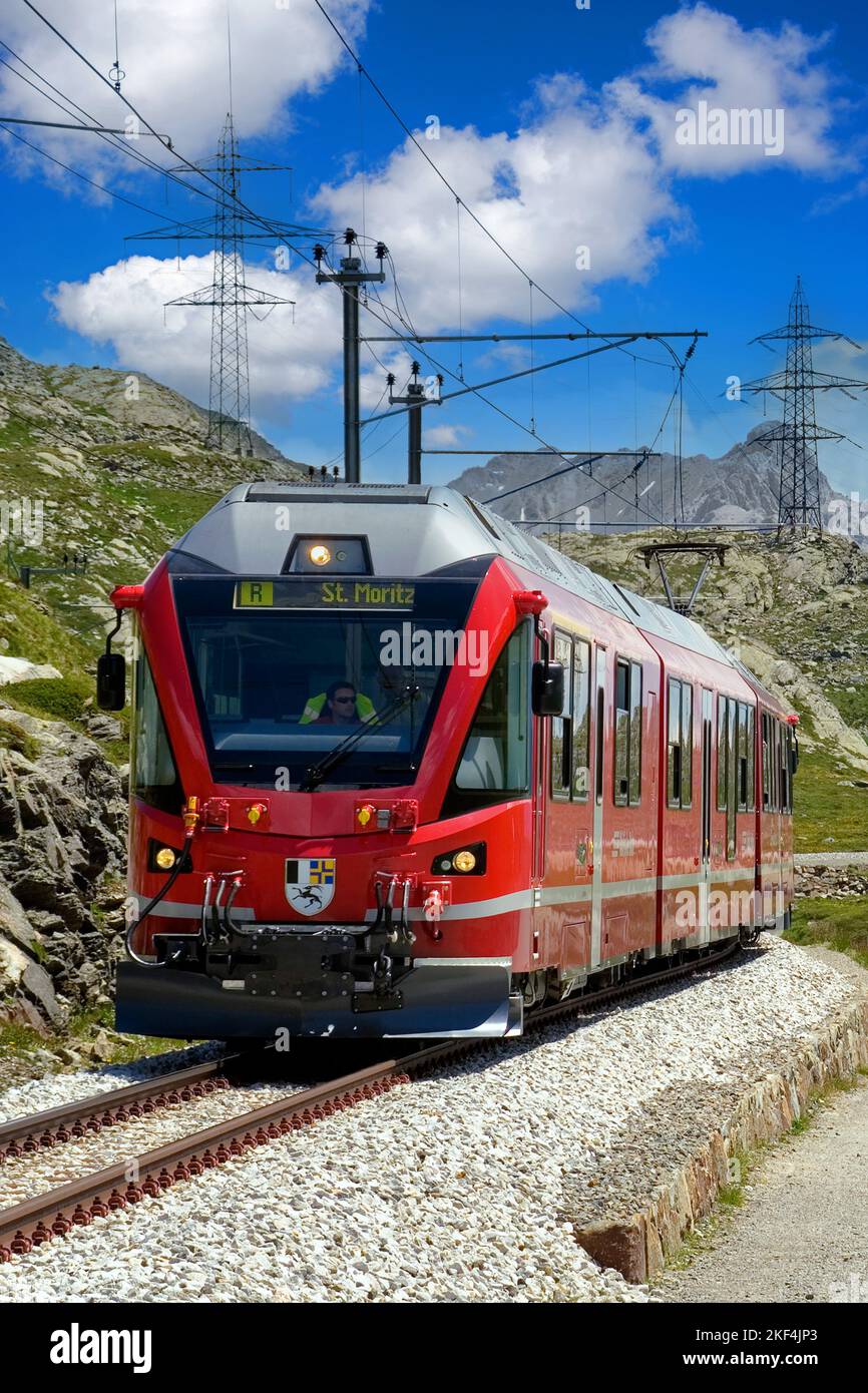 Zug der Rhätischen Bahn am Lago Bianco am Bernina Pass in den Schweizer ...