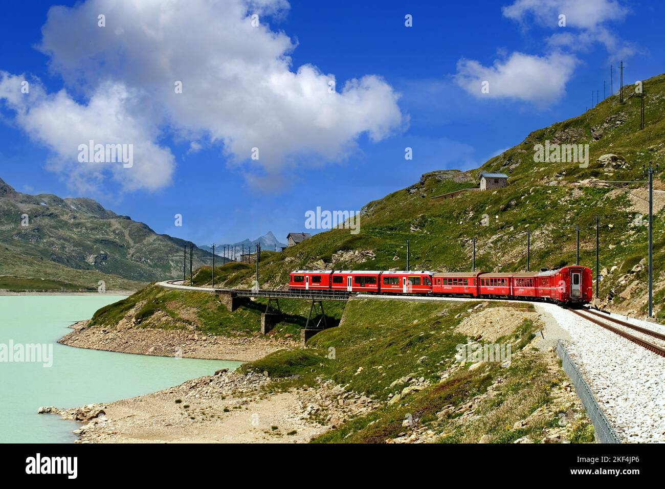 Ein Zug der Rhätischen Bahn am Lago Bianco am Bernina Pass in den ...