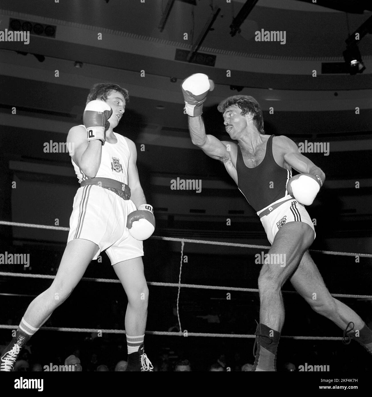 Rene Weller (r) takes a swing at Tony Bowden Stock Photo - Alamy