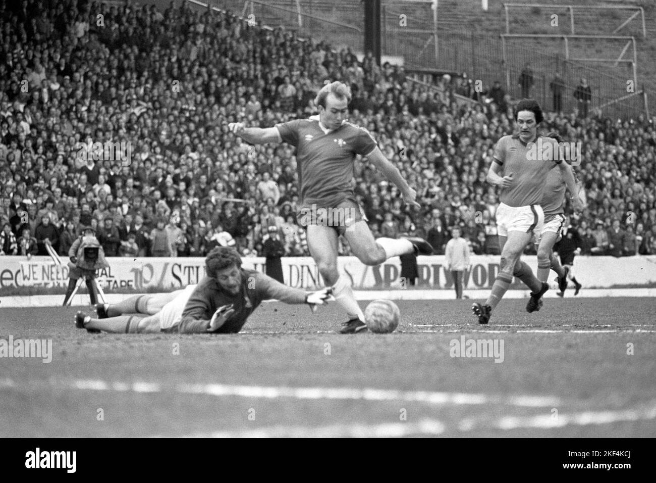 Chelsea's Clive Walker leaves Oldham Athletic goalkeeper Peter ...