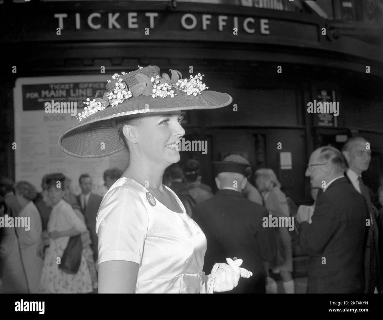 Mrs. Stella Munday arrives at London's Waterloo Station before heading ...