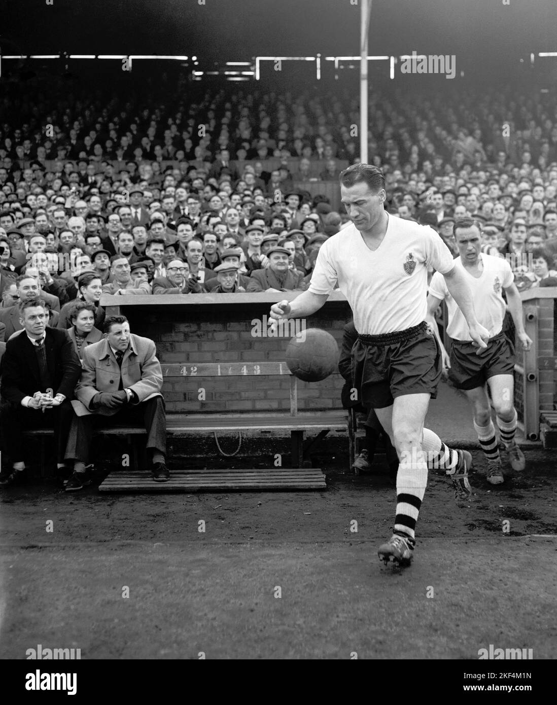 Bolton Wanderers Captain Nat Lofthouse leads out his team Stock Photo ...