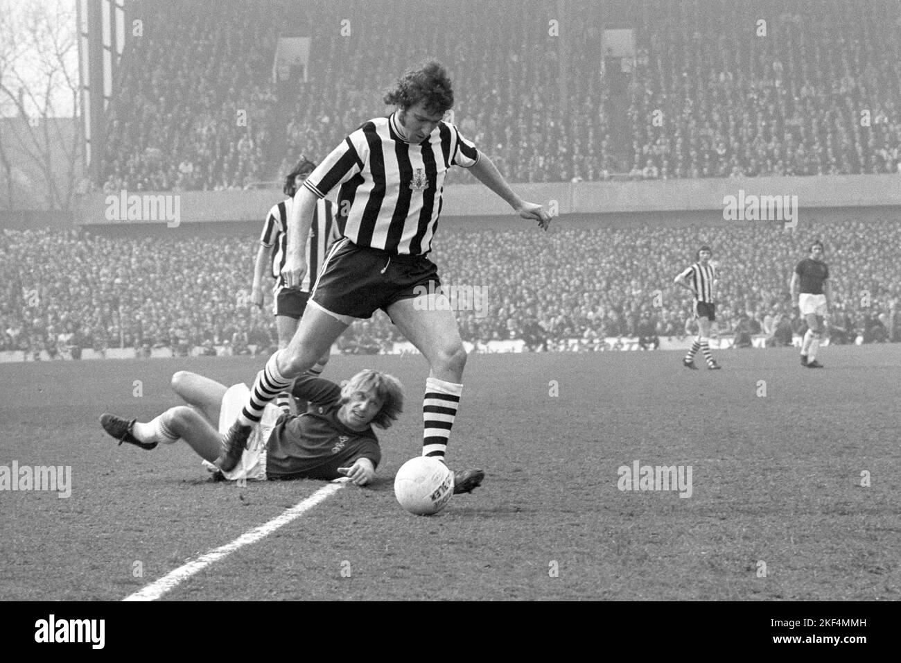 Newcastle United's Thomas Cassidy rounds Burnley goalkeeper Alan ...