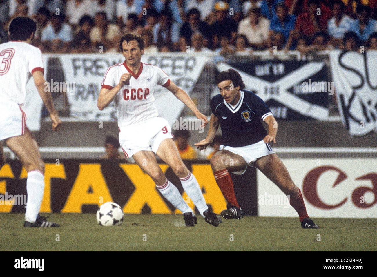 USSR's Yuri Gavrilav (l) gets away from Scotland's John Robertson (r ...
