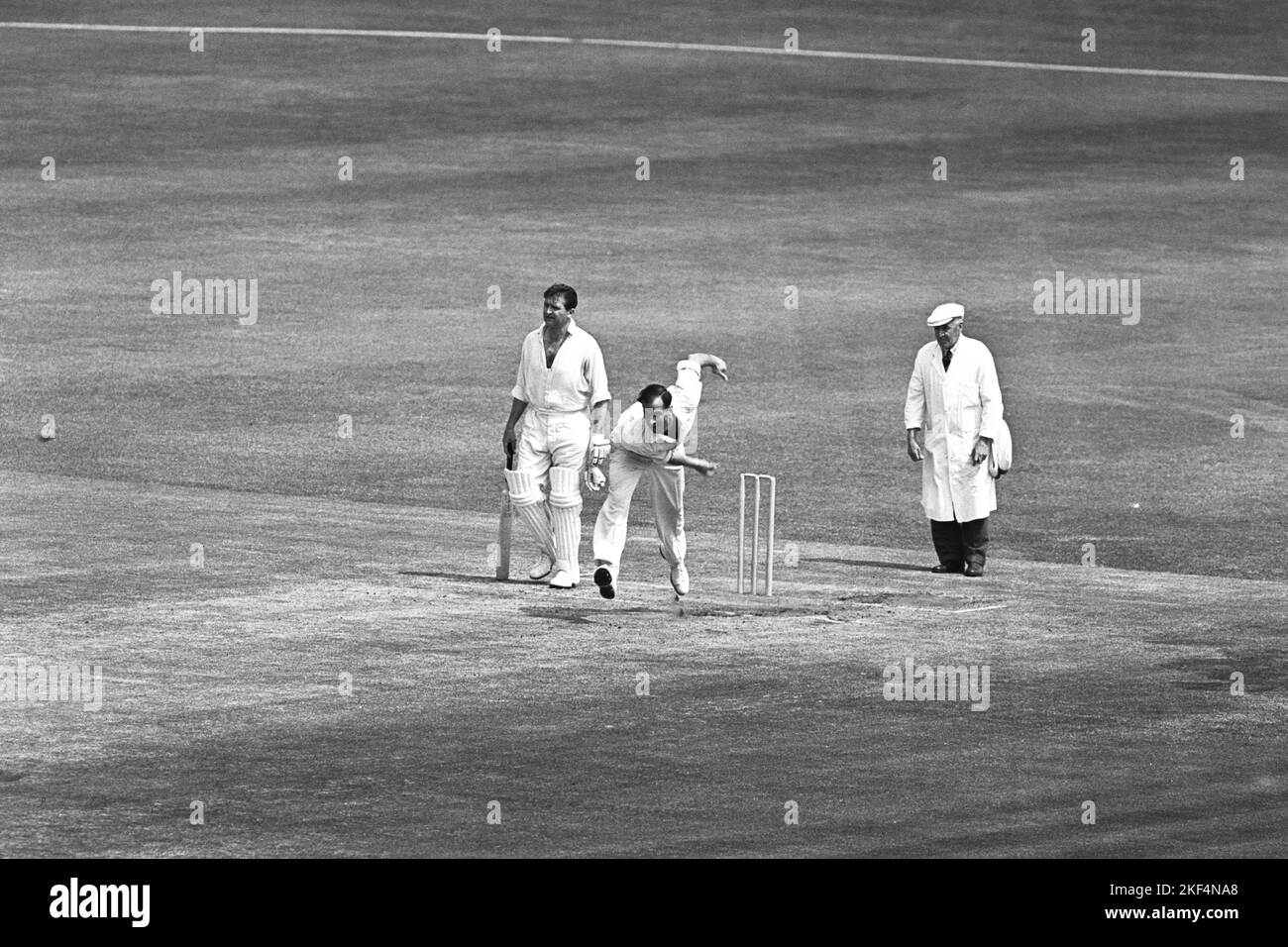 Alan Moss bowling for Middlesex. The umpire is Dia Davies Stock Photo ...