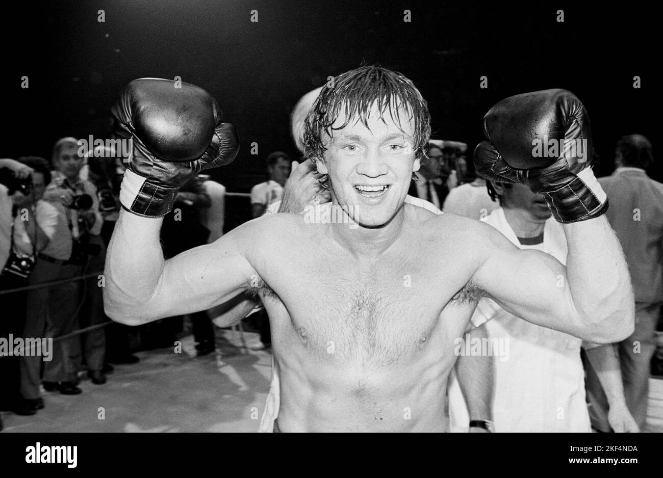 Tony Sibson celebrations retaining the EBU European Middleweight after ...