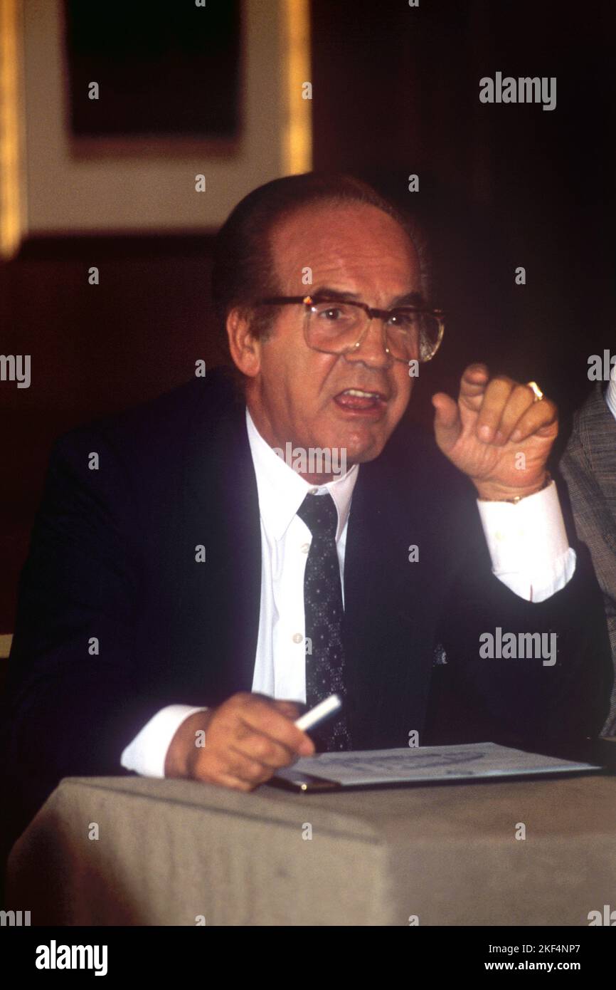 Boxing promoter Mickey Duff pictured in 1989 Stock Photo - Alamy