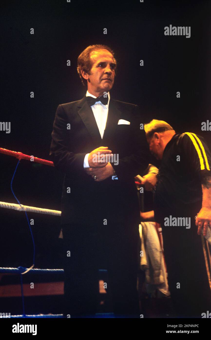 Boxing promoter Mickey Duff pictured in a ring in 1985 Stock Photo - Alamy