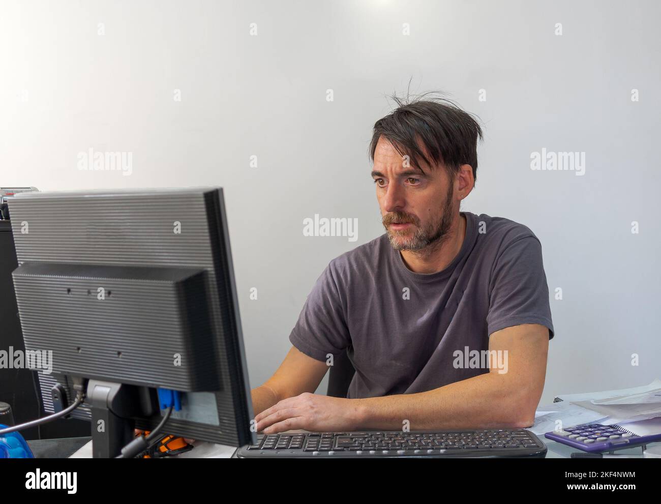 Invoices report hi-res stock photography and images - Alamy