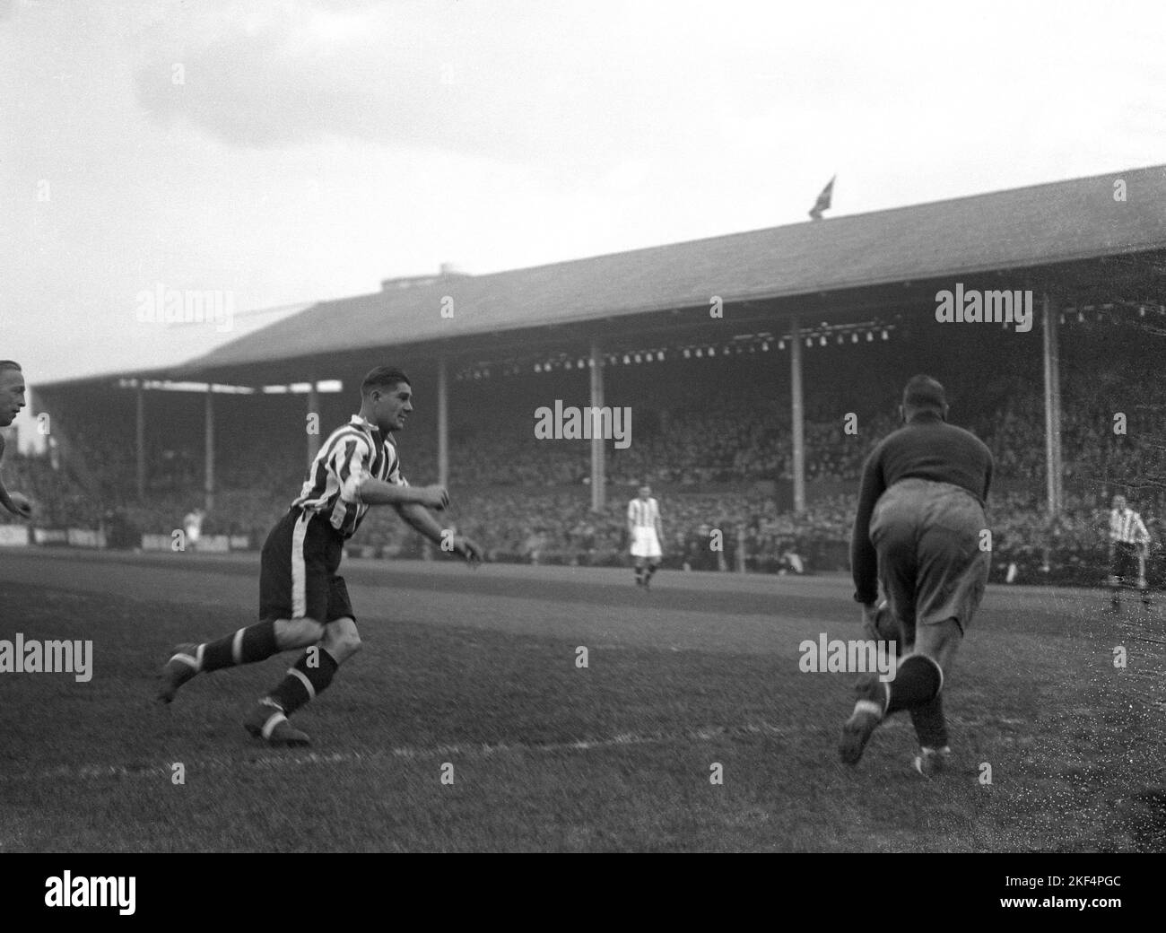 Brentford's Jack Holliday (l) closes down the Stoke City goalkeeper ...