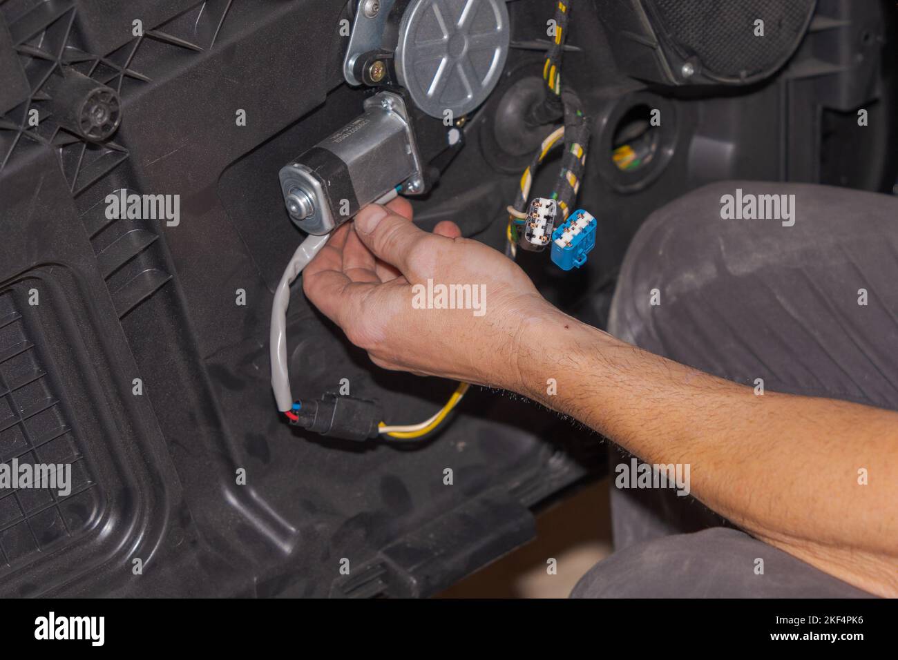 Technician car window hi-res stock photography and images - Alamy