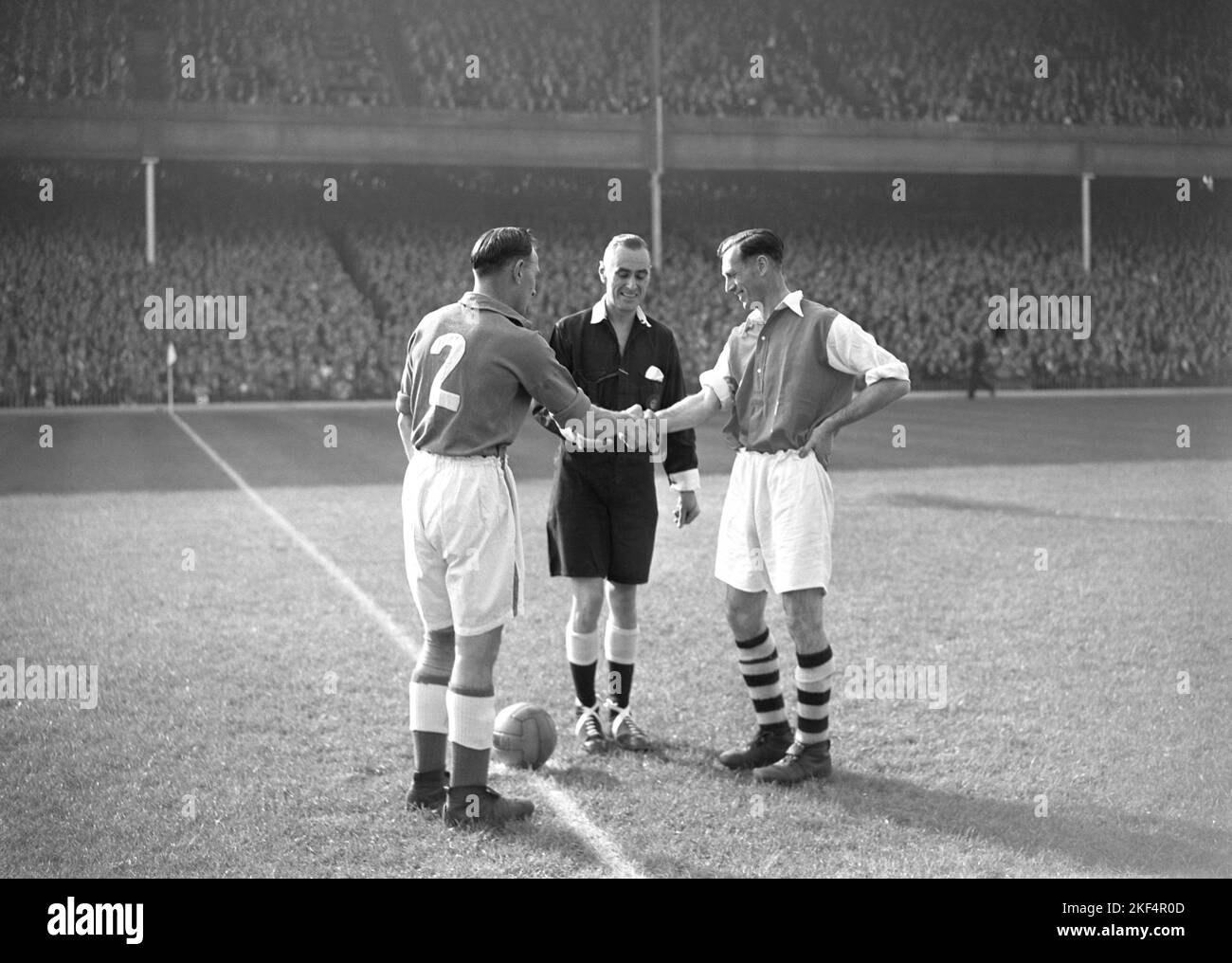 Everton captain George Saunders (l) shakes hands with Arsenal captain ...