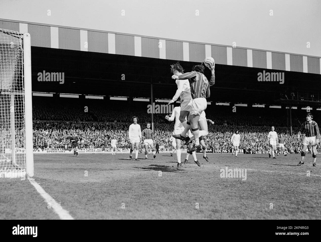 Manchester United goalkeeper Alex Stepney (c, hidden) catches the ball ...