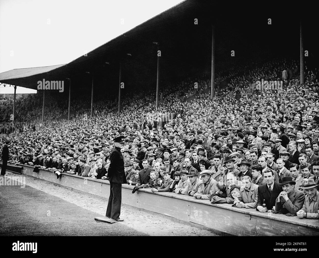 General view of the crowd at Wembley Stadium Stock Photo - Alamy