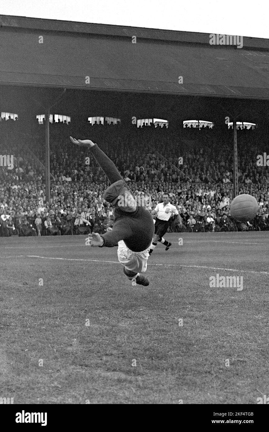 Charlton Athletic goalkeeper Sam Bartram makes a flying save Stock ...