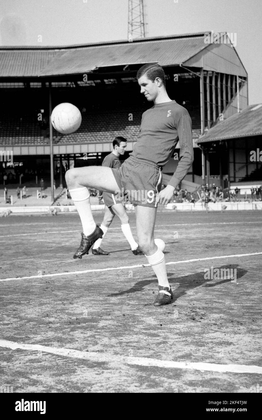Chelsea striker Peter Osgood Stock Photo - Alamy