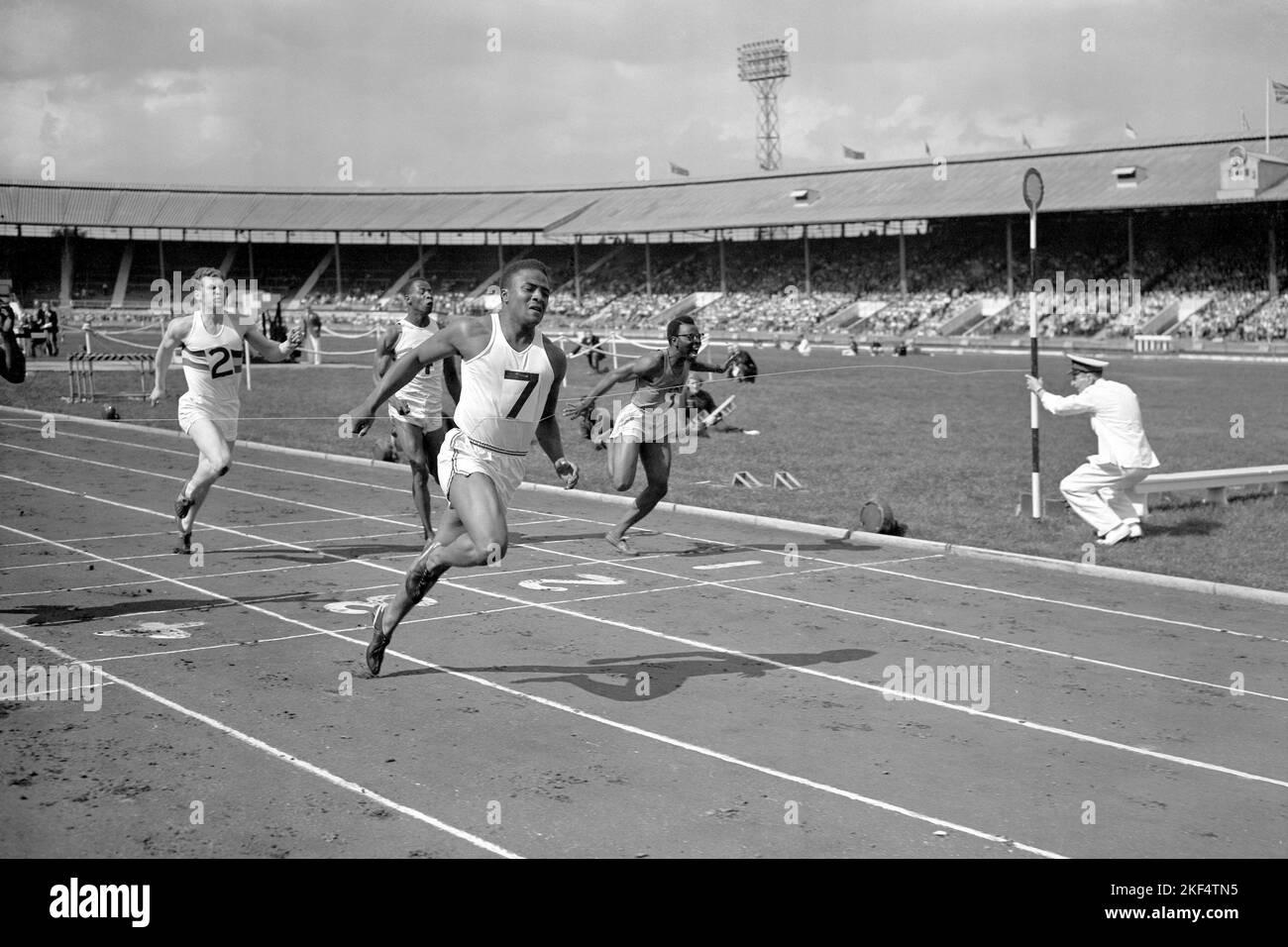 USA's Willie Williams (7) wins the men's 100yds from Nigeria's Edward ...
