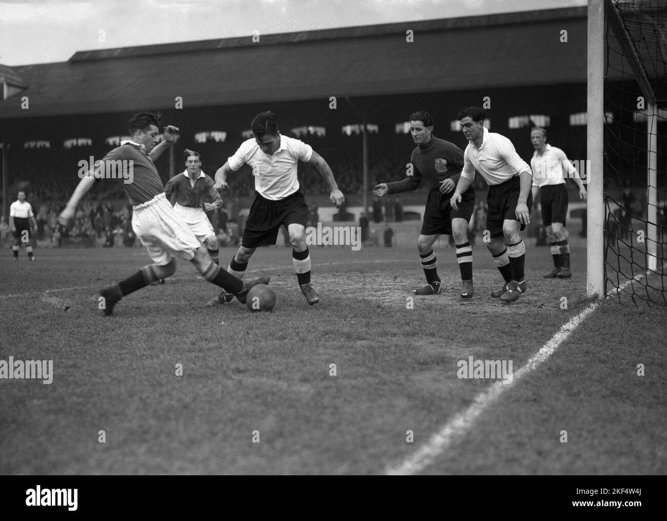 (l-r) Chelsea's B Jones, Fulham's David Bewley, Fulham goalkeeper ...