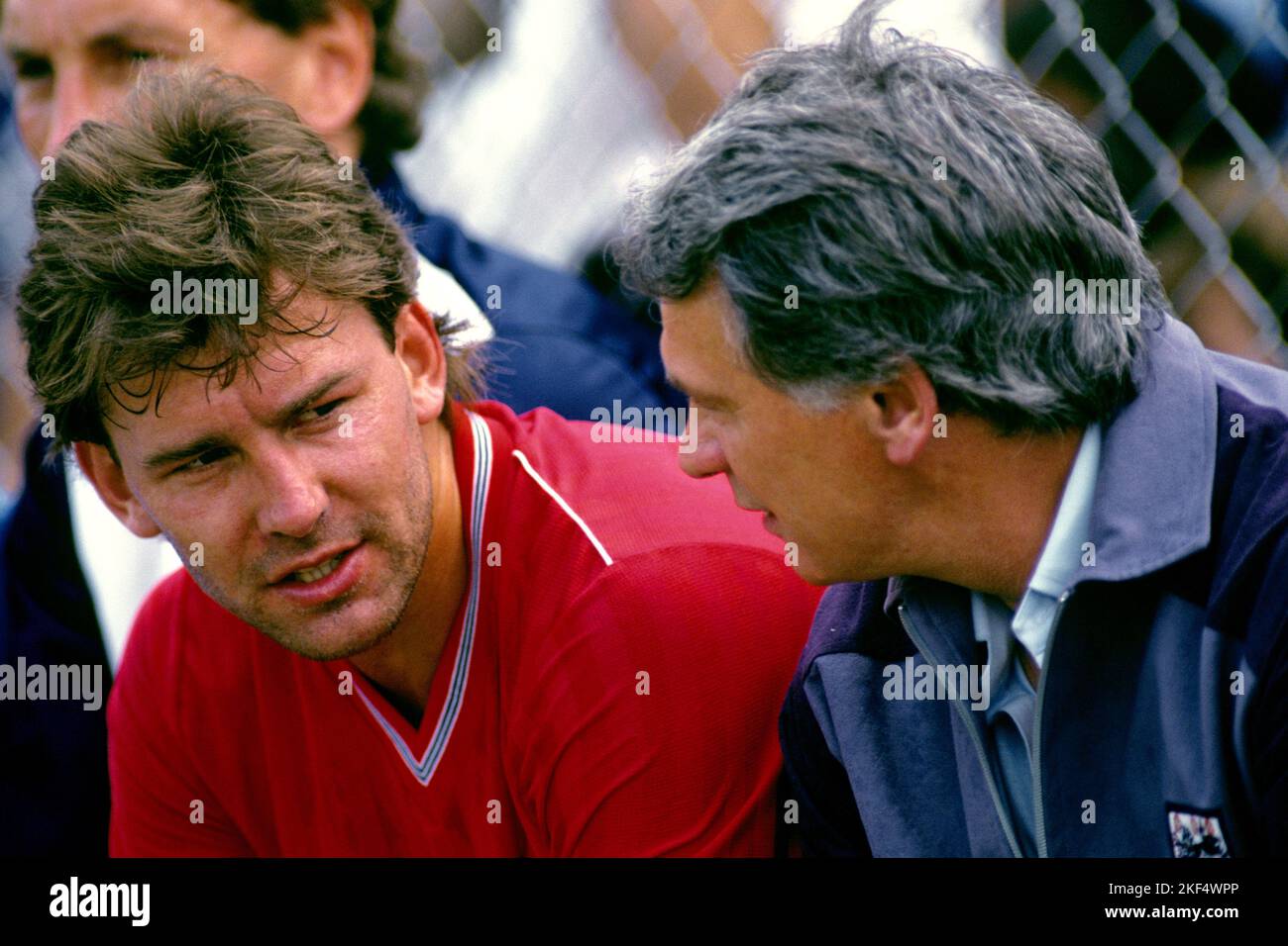 (L-R) England captain Bryan Robson talks to manager Bobby Robson Stock ...